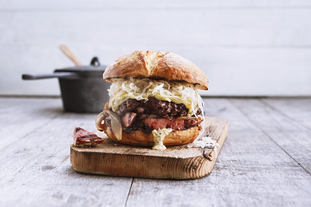 Winterburger met zuurkool, rookworst en uienchutney recept - 24Kitchen