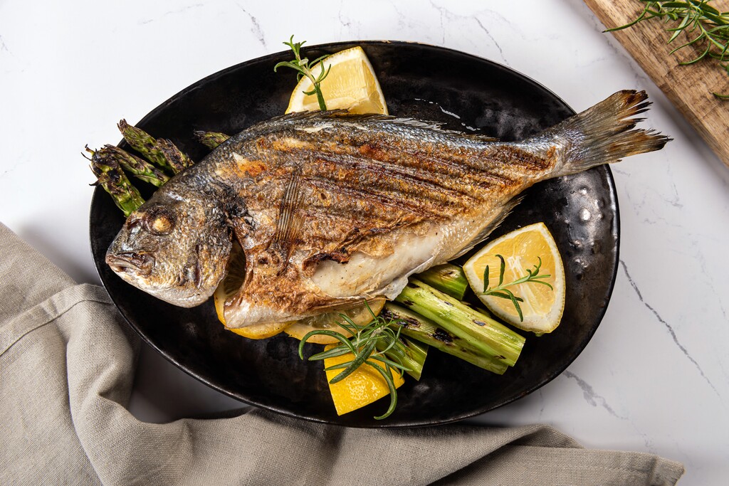Gegrilde dorade met citroen en gegrilde groene asperges recept - 24Kitchen