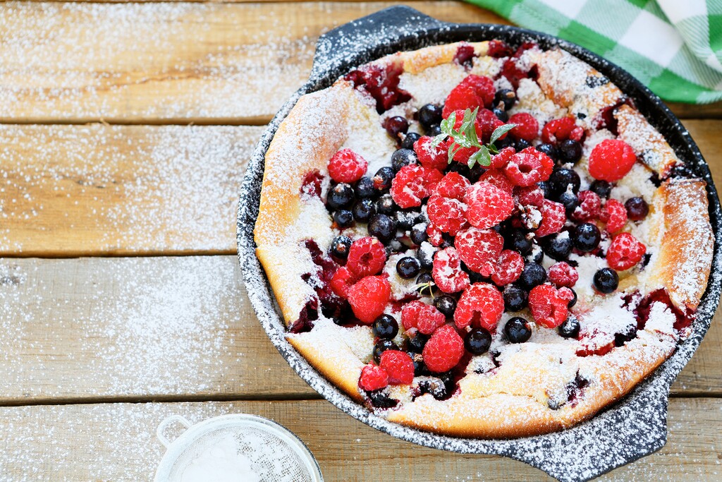 Clafoutis van rood fruit met aardbeiencoulis (Frans dessert gebak ...